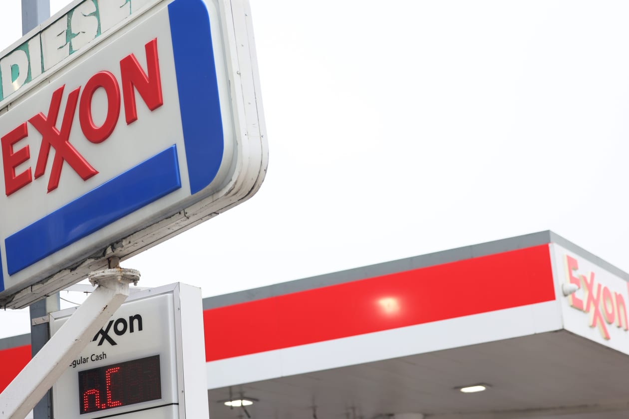 Exxon Mobil warns that lower oil prices and tighter refining margins ...