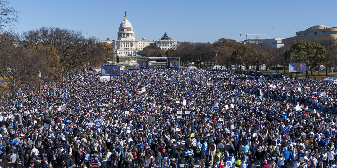 Tens of thousands of supporters of Israel rally in Washington, crying ...