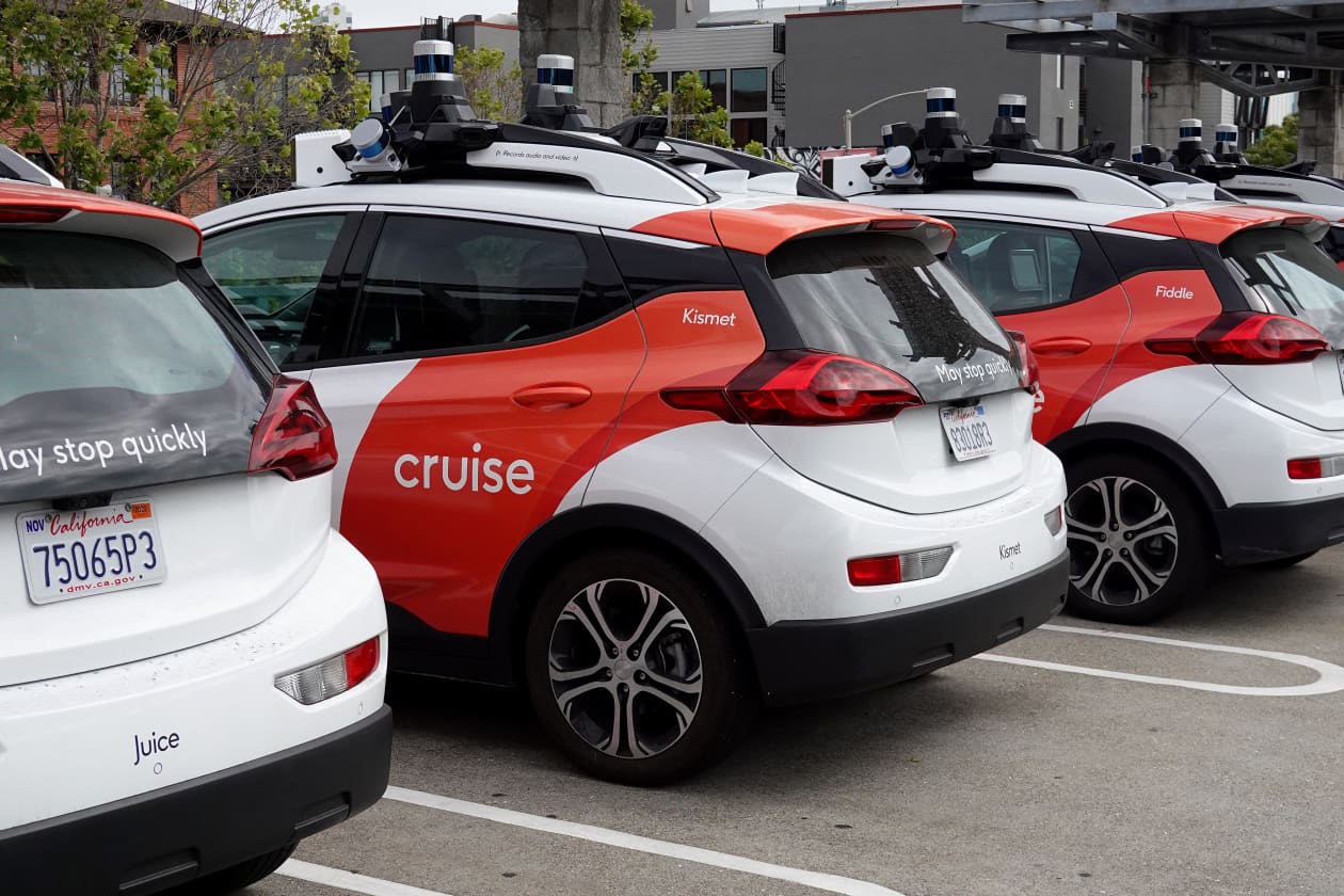 GM’s Cruise robotaxi unit relaunches — with human drivers — in Phoenix ...