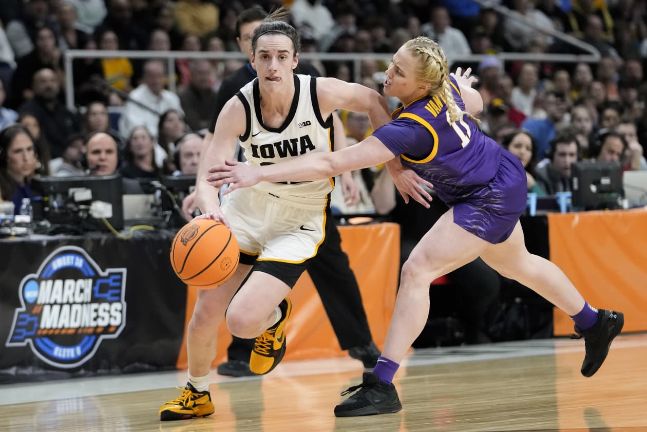 Caitlin Clark scores 41, leads Iowa back to Final Four in win over ...