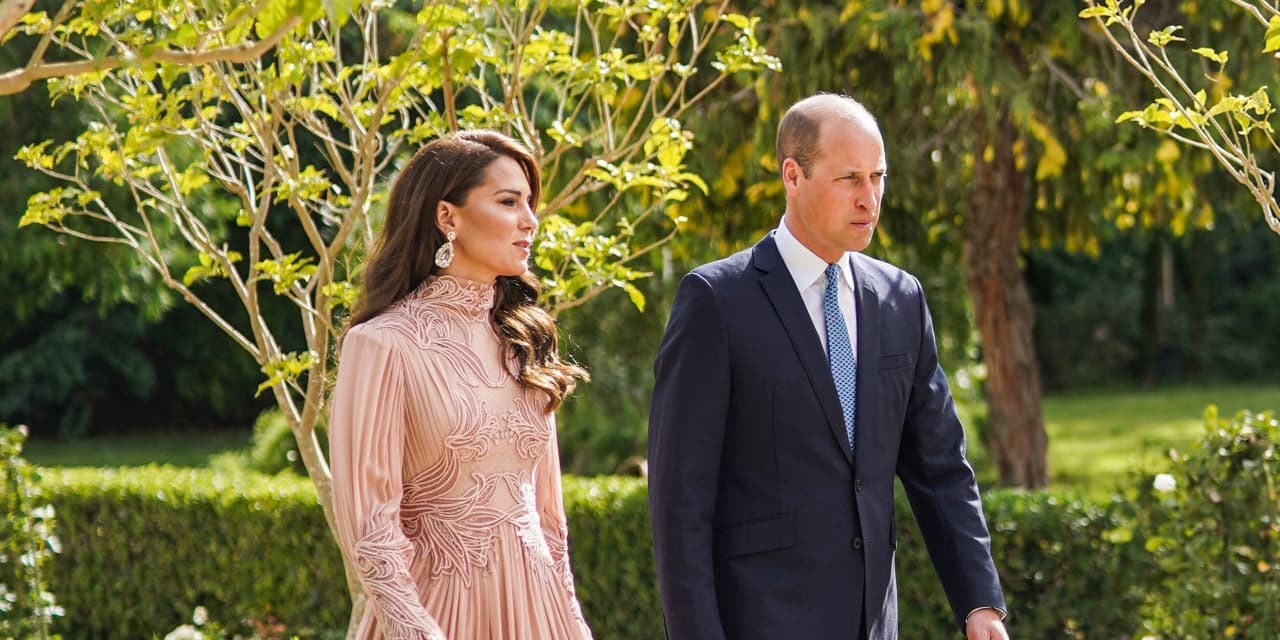 Princess Kate apologizes for doctored photo, saying she experimented ...