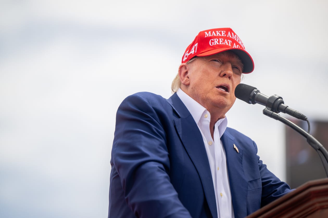 Trump appears irritated by glitchy teleprompters at scorching Las Vegas ...