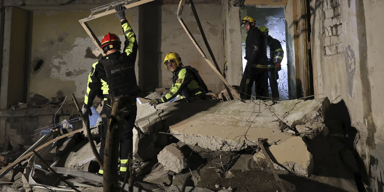 21 injured after Russia strikes apartment buildings in Ukrainian city ...